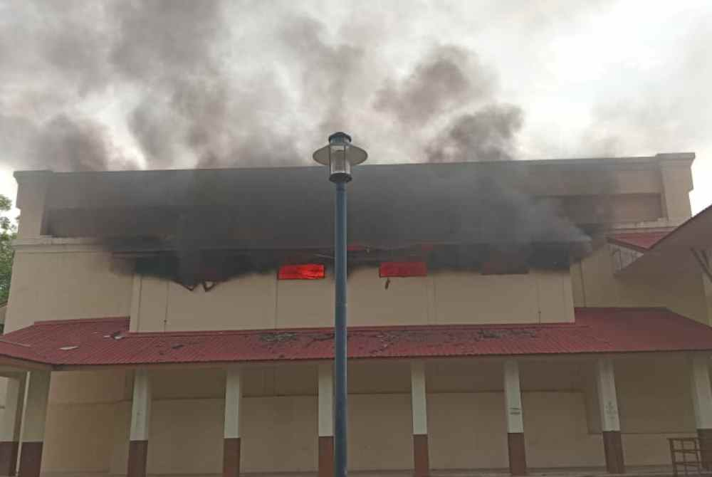 Fire breaks out backstage at SMK Putrajaya Presint 14(1) - Sinar Daily